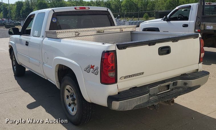 2006 Chevrolet Silverado 1500 Ext. Cab pickup truck in Sedalia, MO | Item DC6089 sold | Purple Wave