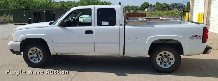 2006 Chevrolet Silverado 1500 Ext. Cab pickup truck in Sedalia, MO | Item DC6089 sold | Purple Wave