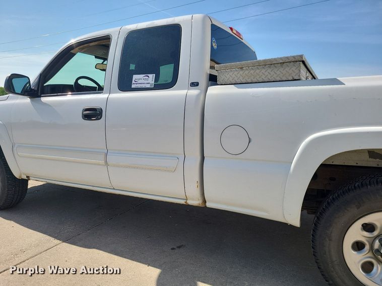 2006 Chevrolet Silverado 1500 Ext. Cab pickup truck in Sedalia, MO | Item DC6089 sold | Purple Wave