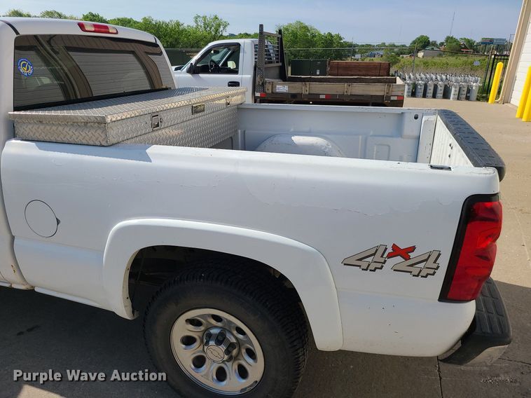 2006 Chevrolet Silverado 1500 Ext. Cab pickup truck in Sedalia, MO | Item DC6089 sold | Purple Wave