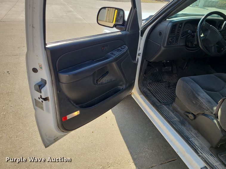 2006 Chevrolet Silverado 1500 Ext. Cab pickup truck in Sedalia, MO | Item DC6089 sold | Purple Wave