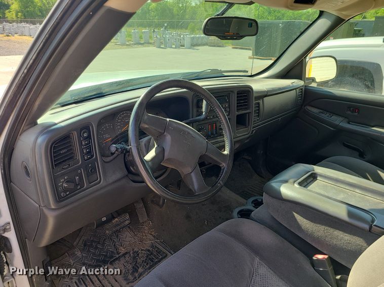 2006 Chevrolet Silverado 1500 Ext. Cab pickup truck in Sedalia, MO | Item DC6089 sold | Purple Wave