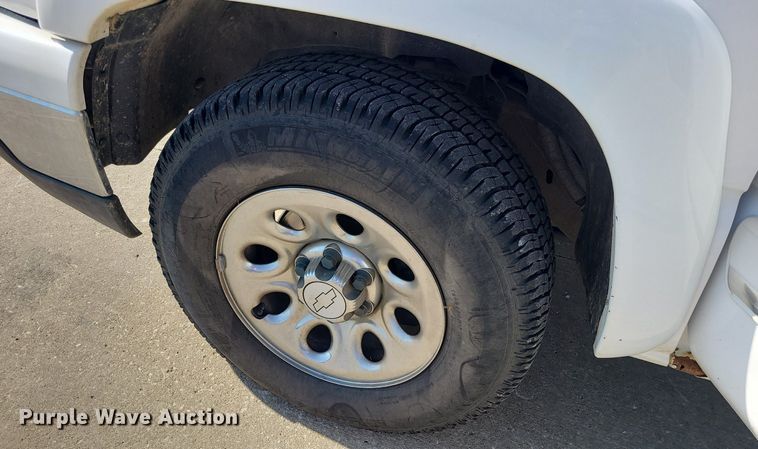 2006 Chevrolet Silverado 1500 Ext. Cab pickup truck in Sedalia, MO | Item DC6089 sold | Purple Wave