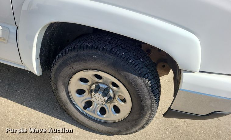 2006 Chevrolet Silverado 1500 Ext. Cab pickup truck in Sedalia, MO | Item DC6089 sold | Purple Wave