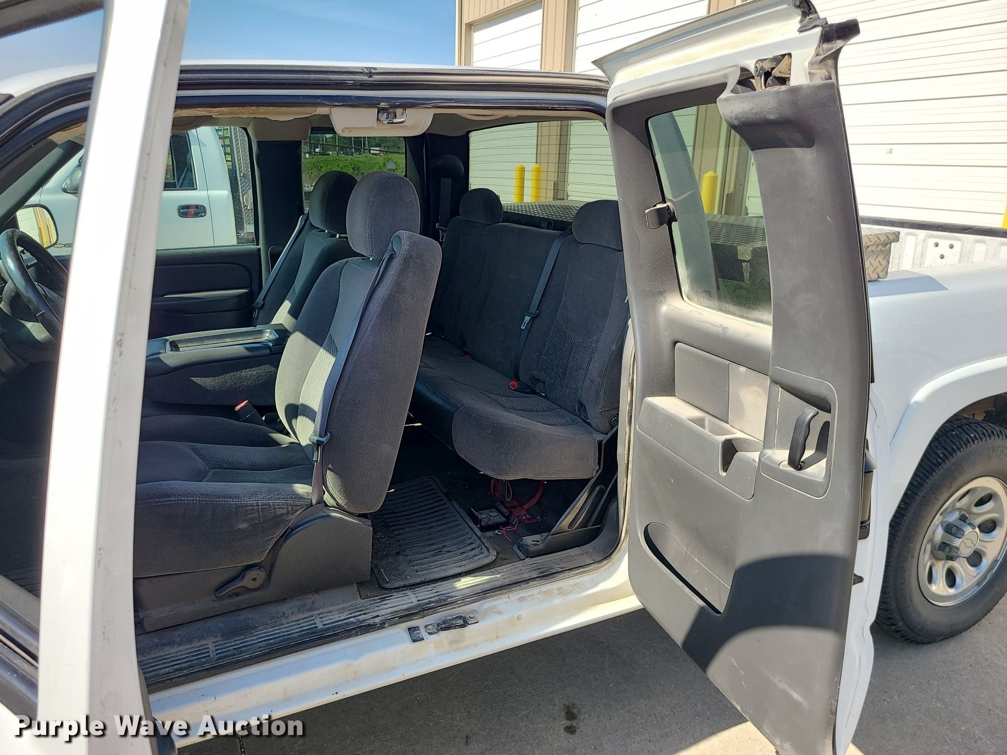 2006 Chevrolet Silverado 1500 Ext. Cab pickup truck in Sedalia, MO | Item DC6089 sold | Purple Wave