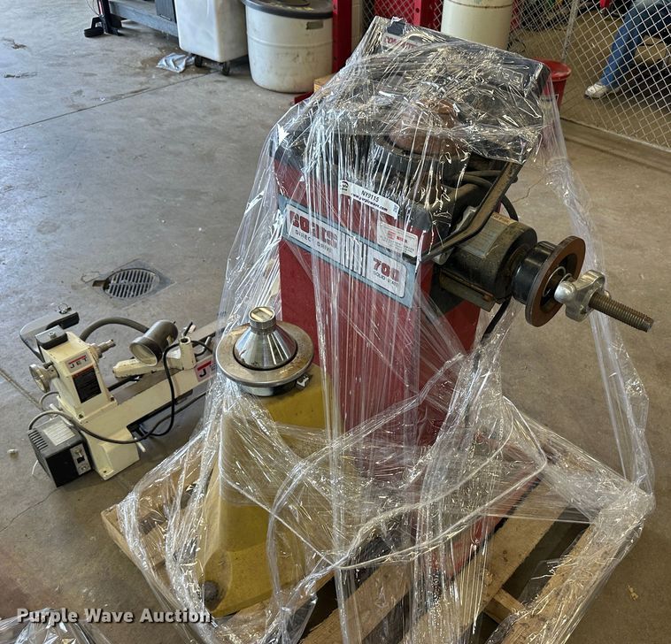 Coats 700 wheel balancer in Larned, KS | Item NY9115 sold | Purple Wave