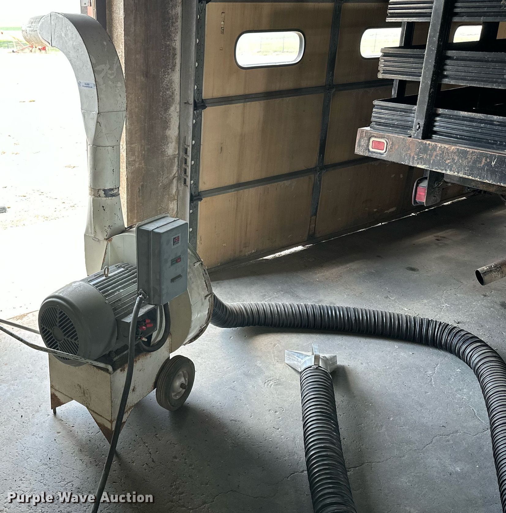 Dun-rite whirlwind vacuum in Hays, KS | Item KL9020 sold | Purple Wave