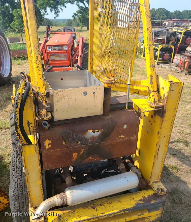 Ford CL-20 skid steer loader in Florence, MO | Item LE9248 sold | Purple Wave