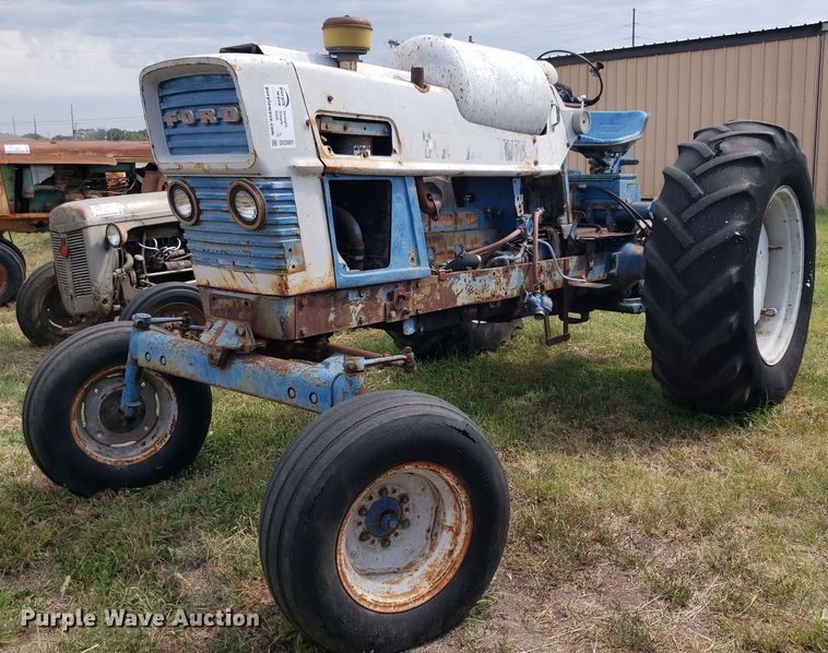 Ford Commander 6000 tractor in Newton, KS | Item DO3001 sold | Purple Wave