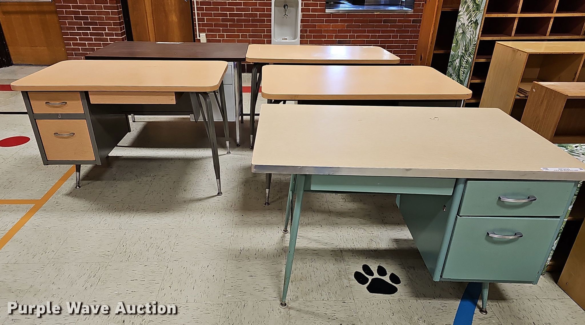 (5) Desks in Junction City, KS | Item MP9425 sold | Purple Wave