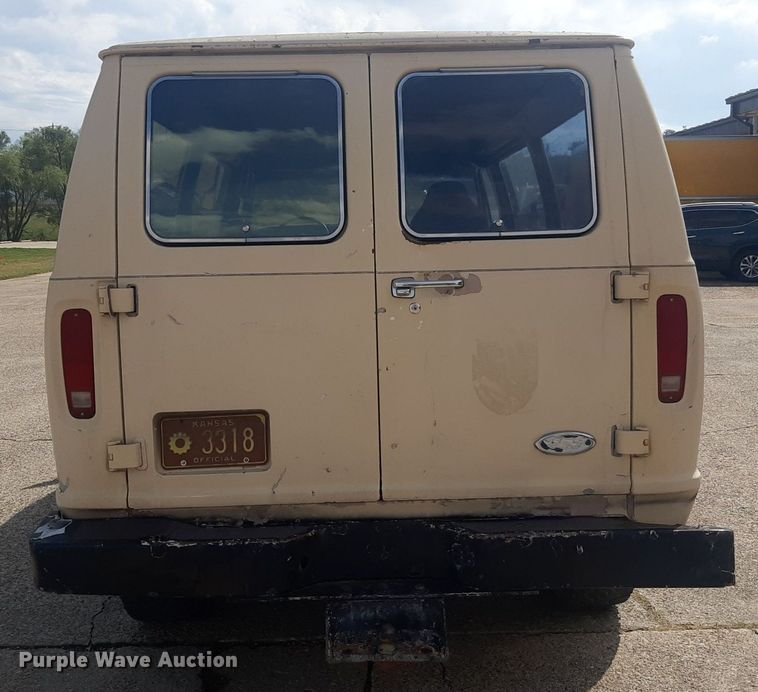 1988 Ford Club Wagon van in Winfield, KS | Item KD9244 sold | Purple Wave