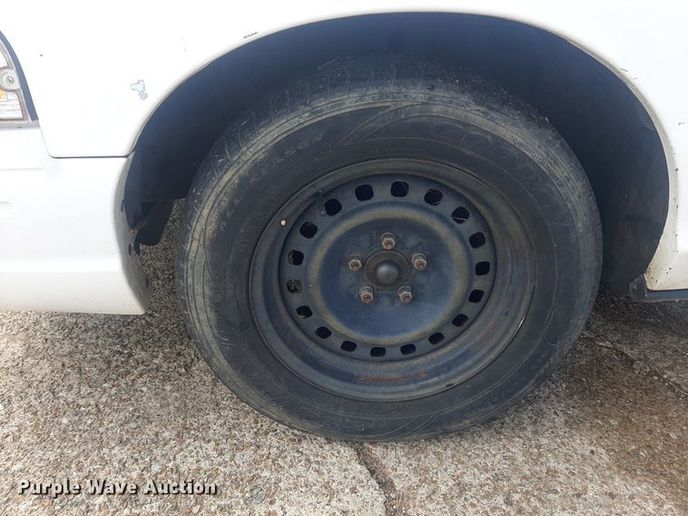 2001 Ford Crown Victoria in Winfield, KS | Item KD9251 sold | Purple Wave