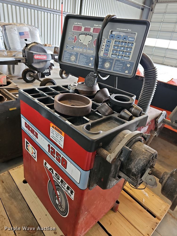 Coats 1250 wheel balancer in Lawrence, KS | Item NJ9844 sold | Purple Wave