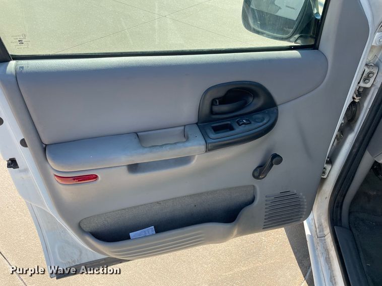 2003 Chevrolet Venture van in Wichita, KS | Item NX9862 sold | Purple Wave