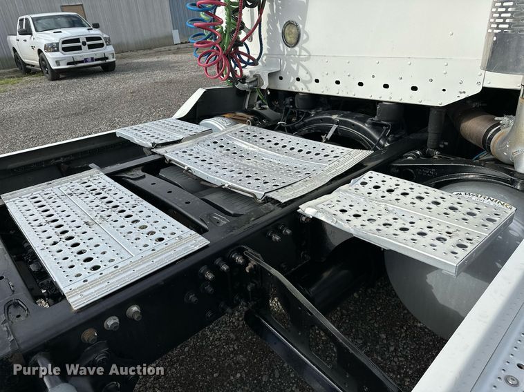 2002 Freightliner Century Class semi truck in Collinsville, OK | Item ...