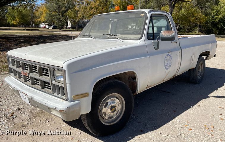 1981 GMC C2500 pickup truck in Marion, KS | Item NX9955 sold | Purple Wave