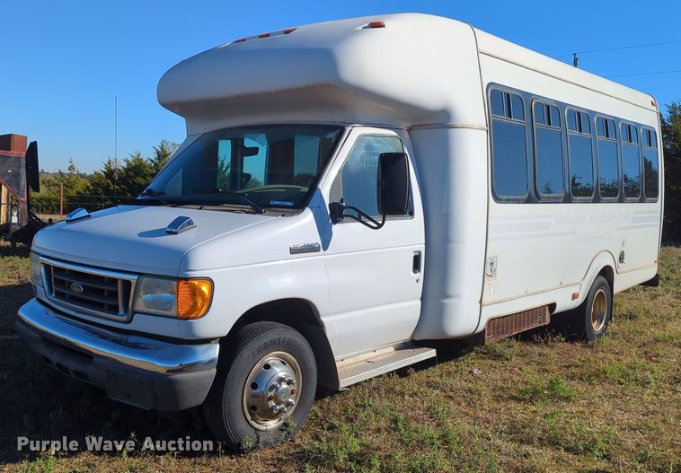 2006 Ford E450 shuttle bus in Minco, OK | Item OL9076 sold | Purple Wave