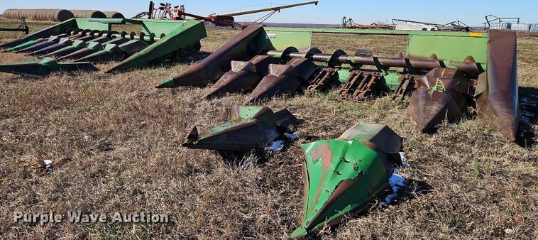 (2) John Deere 843 corn heads in Iola , KS | Item LB9630 sold | Purple Wave