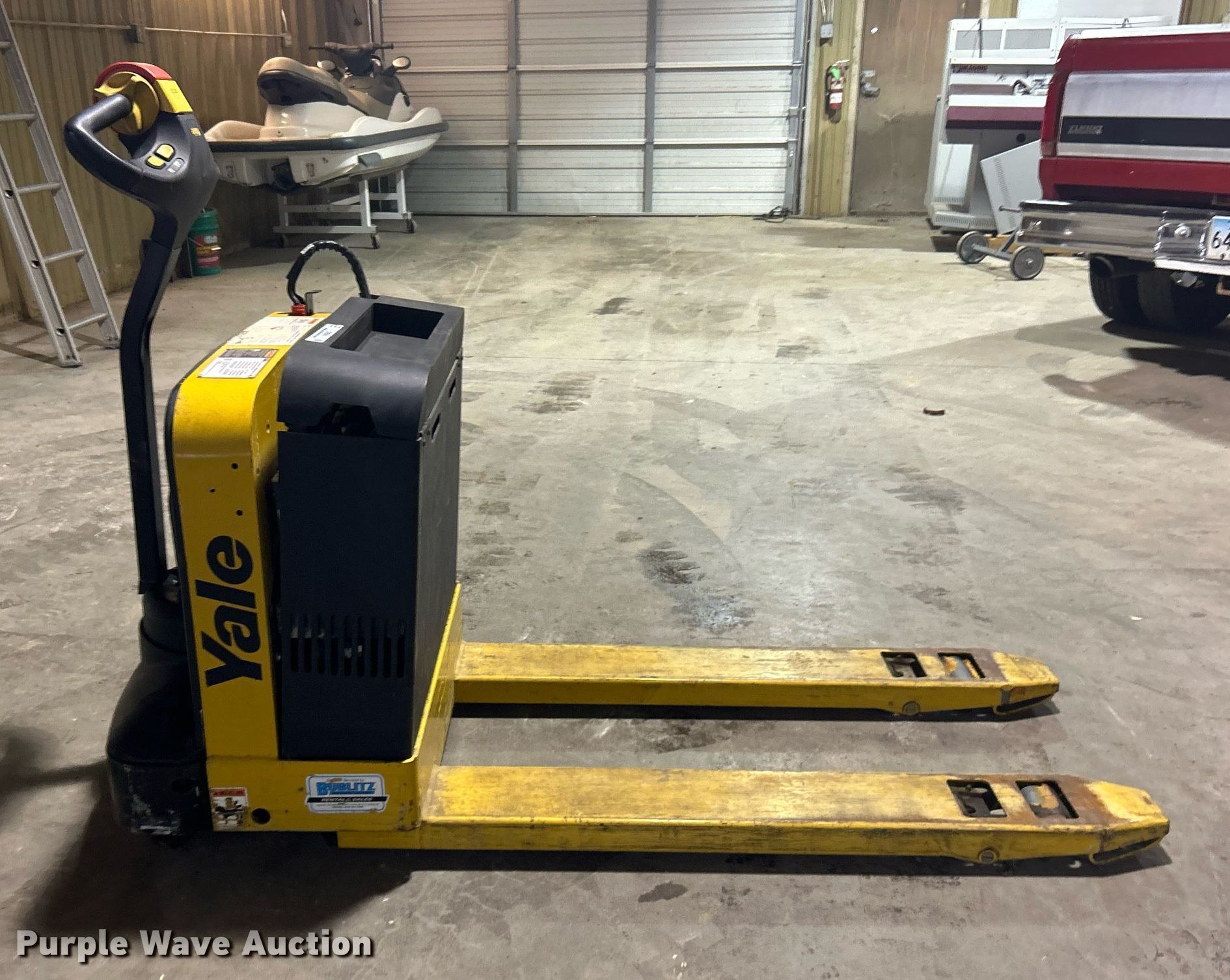Yale MPB040-EN24T2748 pallet jack in Collinsville, OK | Item OI9560 sold | Purple Wave