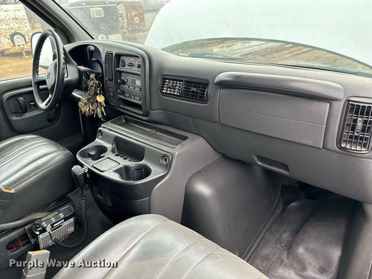 2002 Chevrolet Express 3500 van in Hutchinson, KS | Item NI9773 sold ...