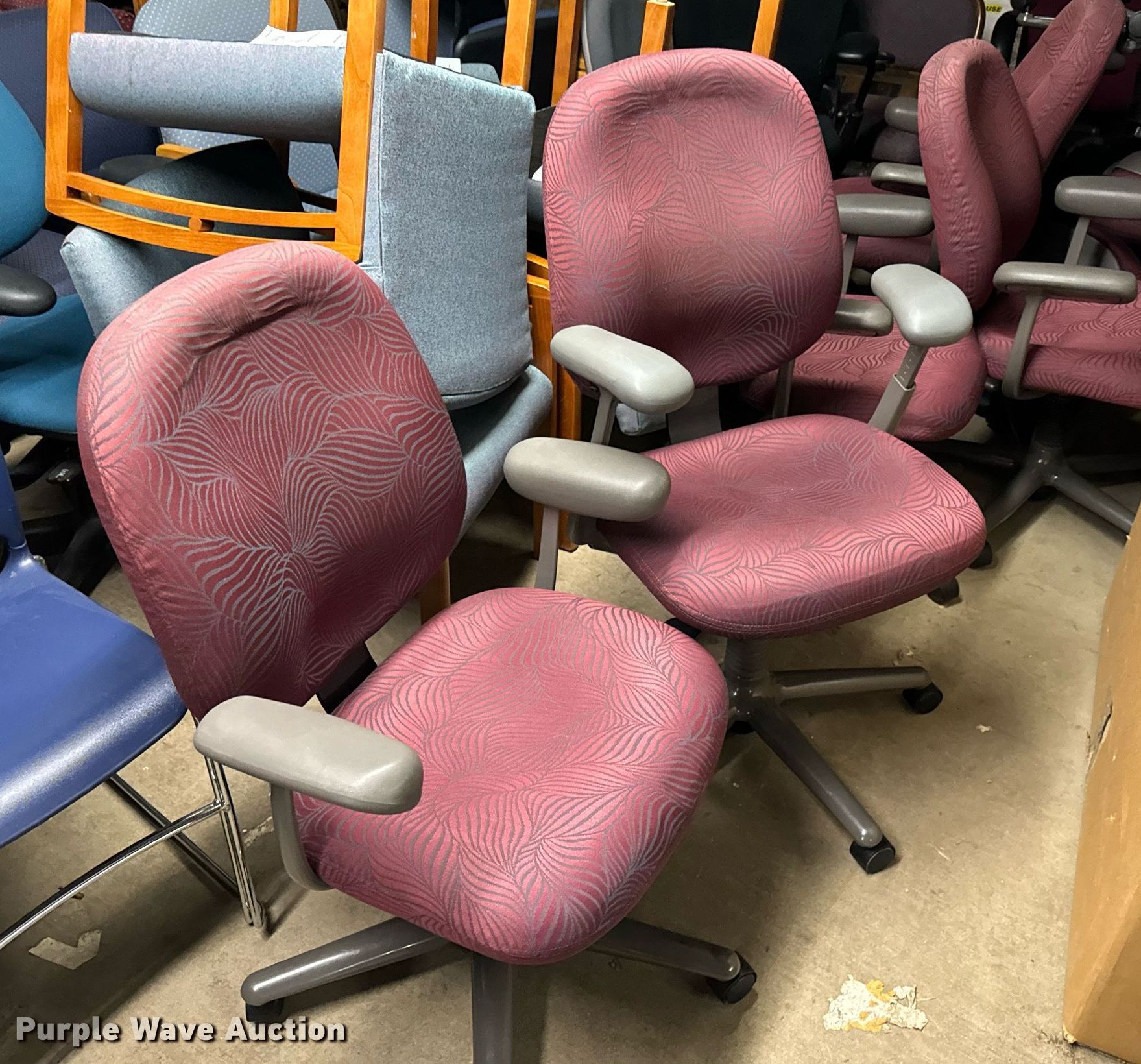 Approximately 70 chairs in Wichita, KS | Item NU9403 for sale | Purple Wave