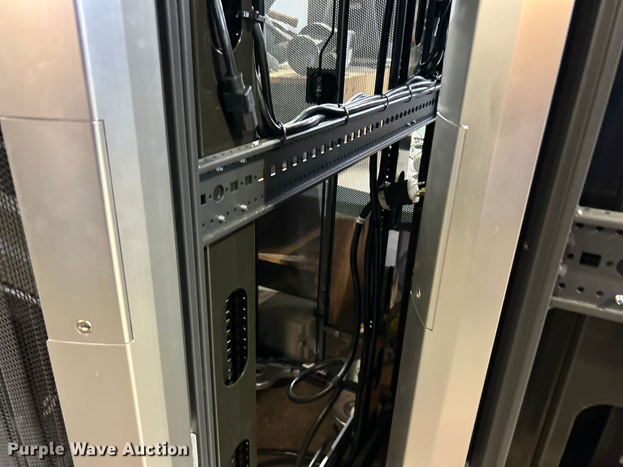 (6) HP server racks in Tulsa, OK | Item EG0275 sold | Purple Wave