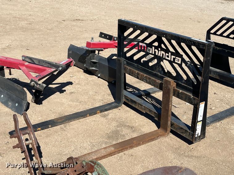 Mahindra skid steer forks in Saginaw, TX | Item JT9000 sold | Purple Wave