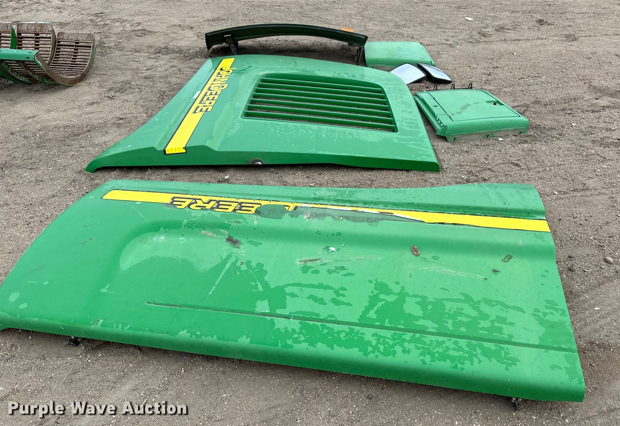 John Deere body panels in Kinsley, KS | Item OA9710 sold | Purple Wave