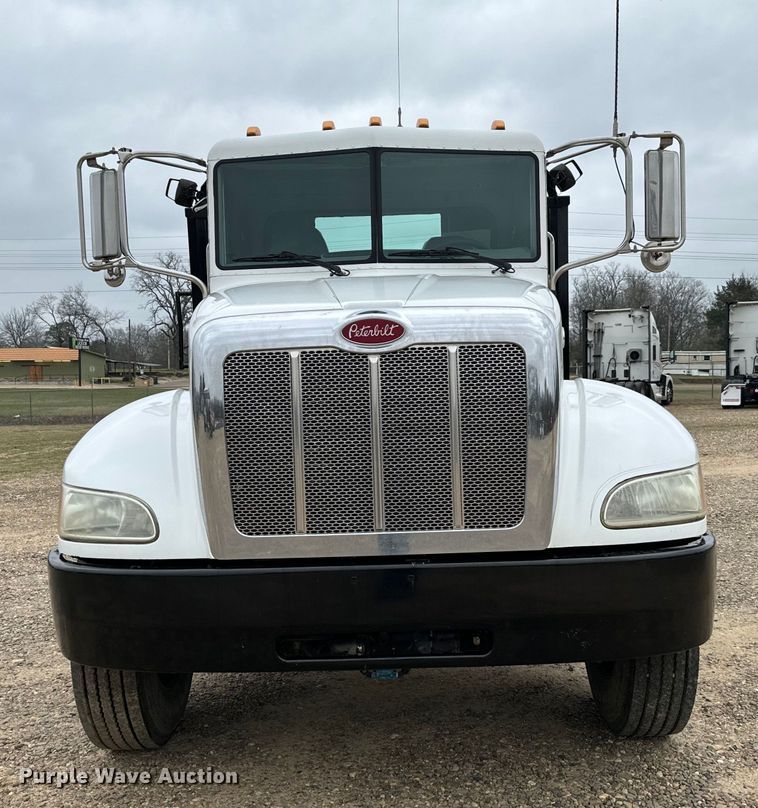 2005 Peterbilt 335 flatbed truck in Broken Bow, OK | Item EJ0289 sold | Purple Wave