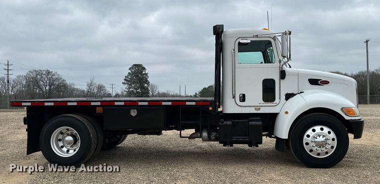 2005 Peterbilt 335 flatbed truck in Broken Bow, OK | Item EJ0289 sold | Purple Wave