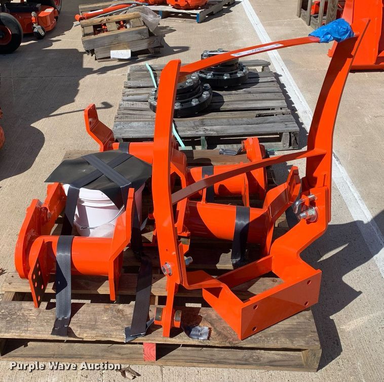 Kubota loader braces in Grapevine, TX | Item KX9831 sold | Purple Wave