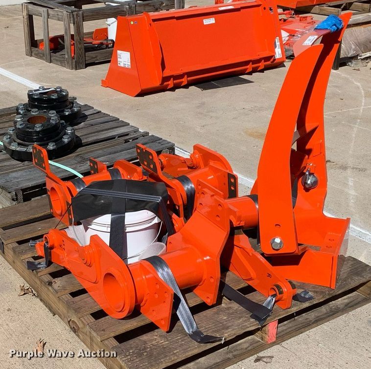 Kubota loader braces in Grapevine, TX | Item KX9831 sold | Purple Wave