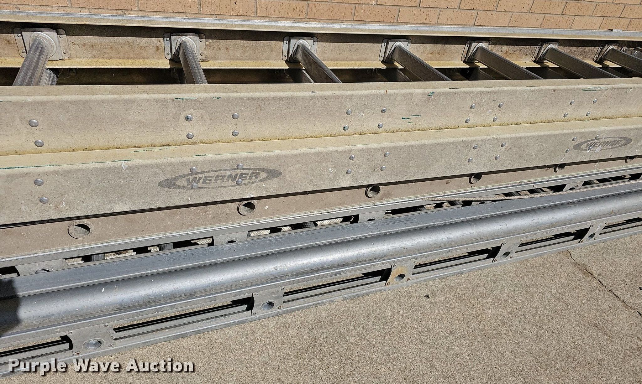 5) extension ladders in Osawatomie, KS | Item EK5508 sold | Purple Wave