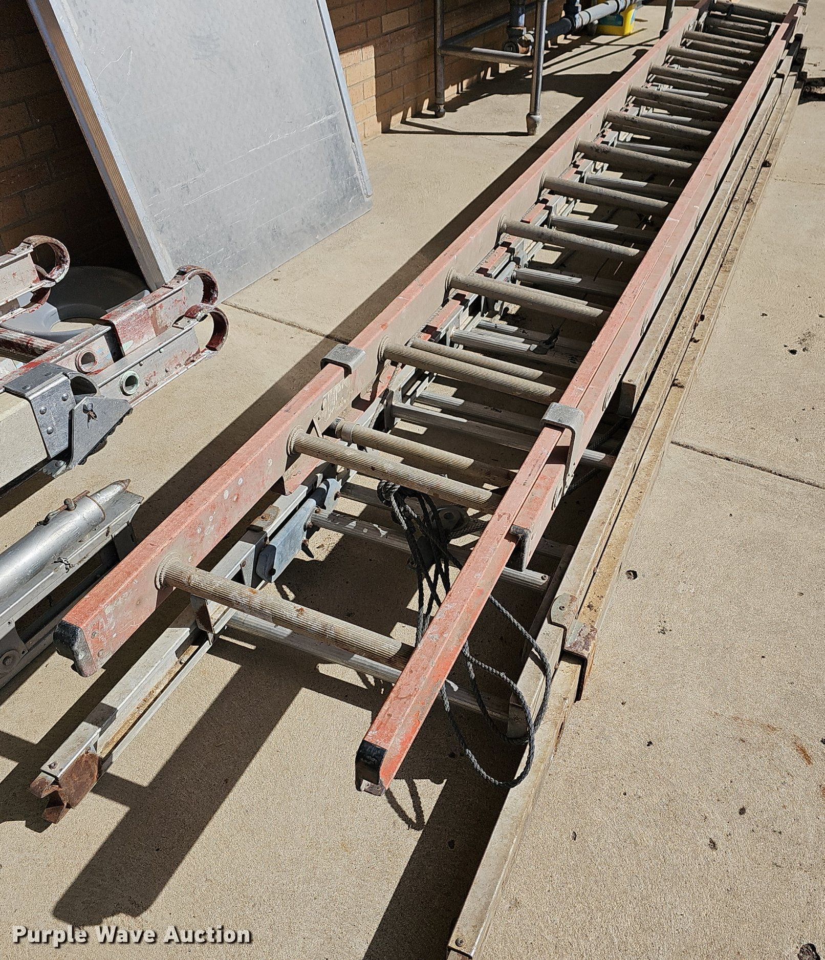 5) extension ladders in Osawatomie, KS | Item EK5508 sold | Purple Wave