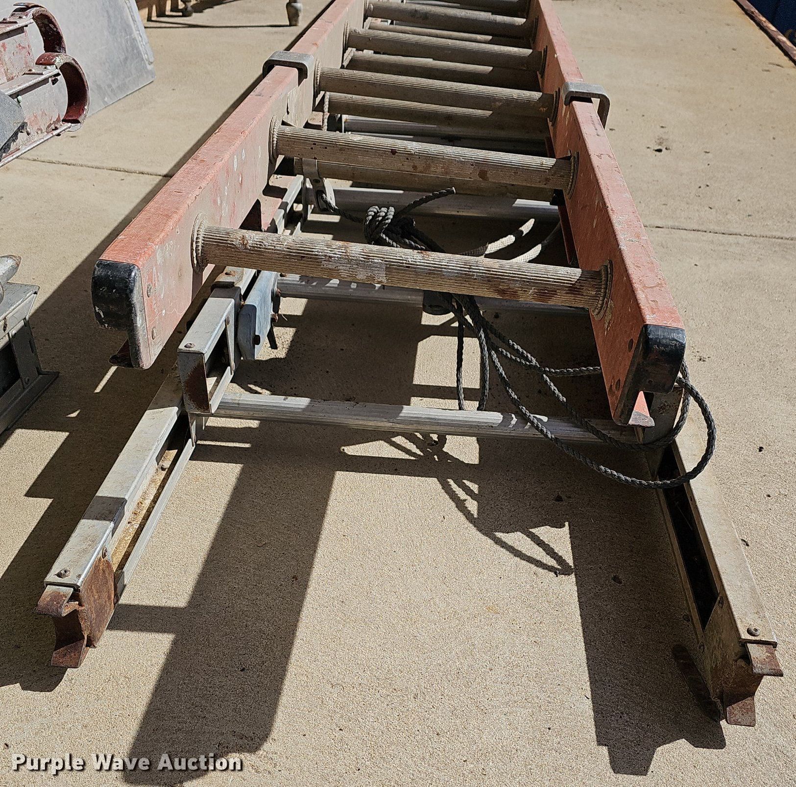 5) extension ladders in Osawatomie, KS | Item EK5508 sold | Purple Wave