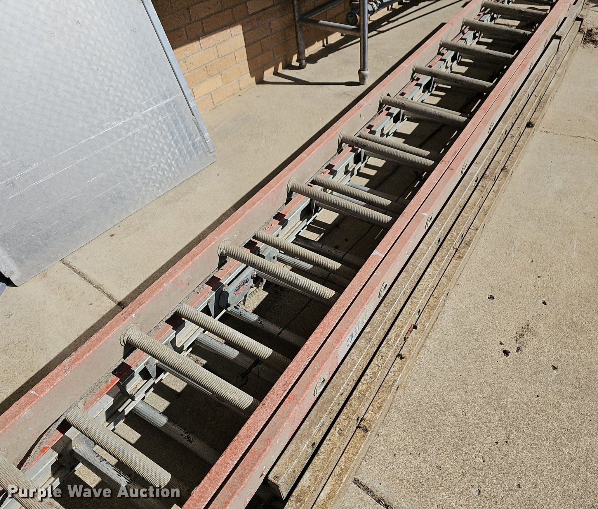 5) extension ladders in Osawatomie, KS | Item EK5508 sold | Purple Wave