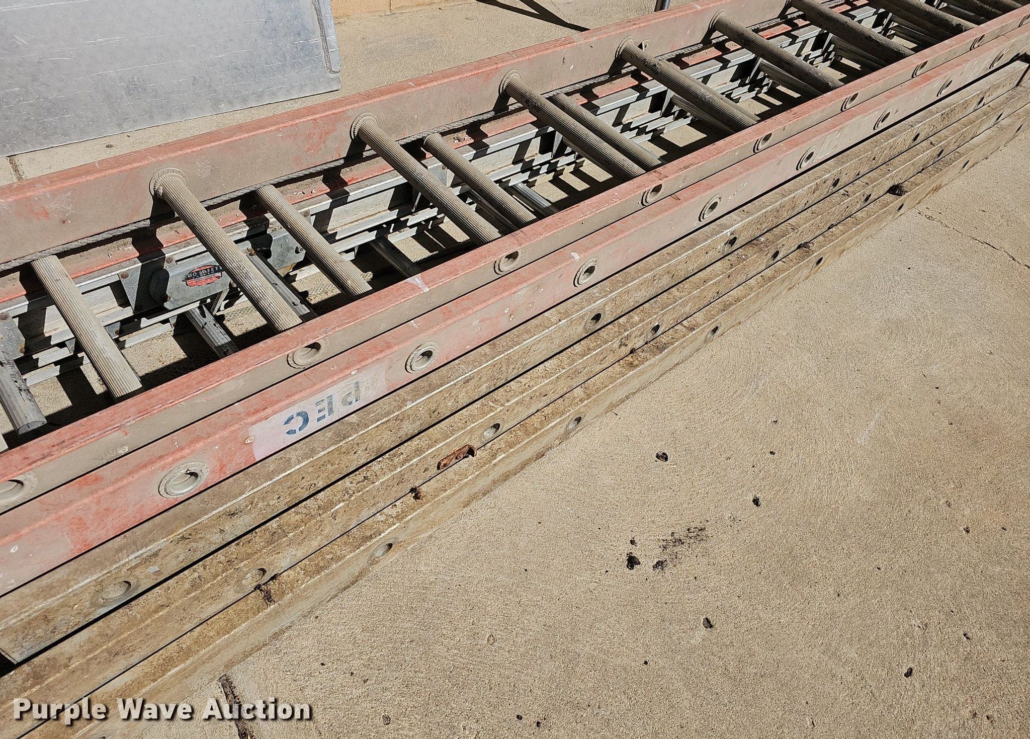 5) extension ladders in Osawatomie, KS | Item EK5508 sold | Purple Wave