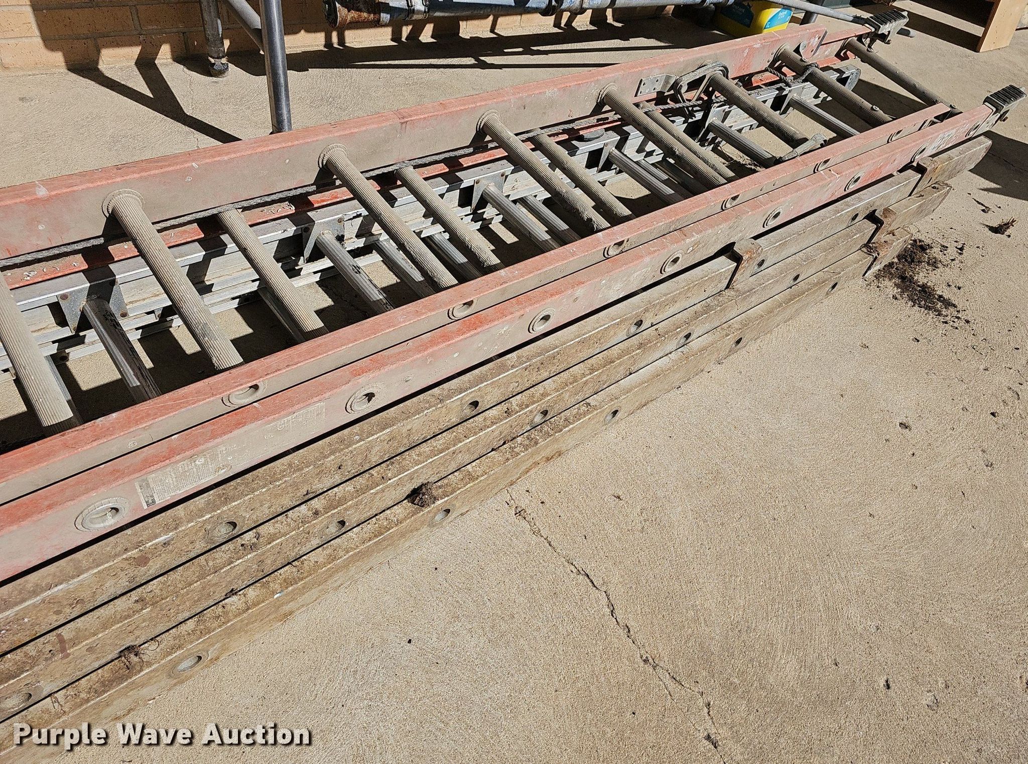 5) extension ladders in Osawatomie, KS | Item EK5508 sold | Purple Wave
