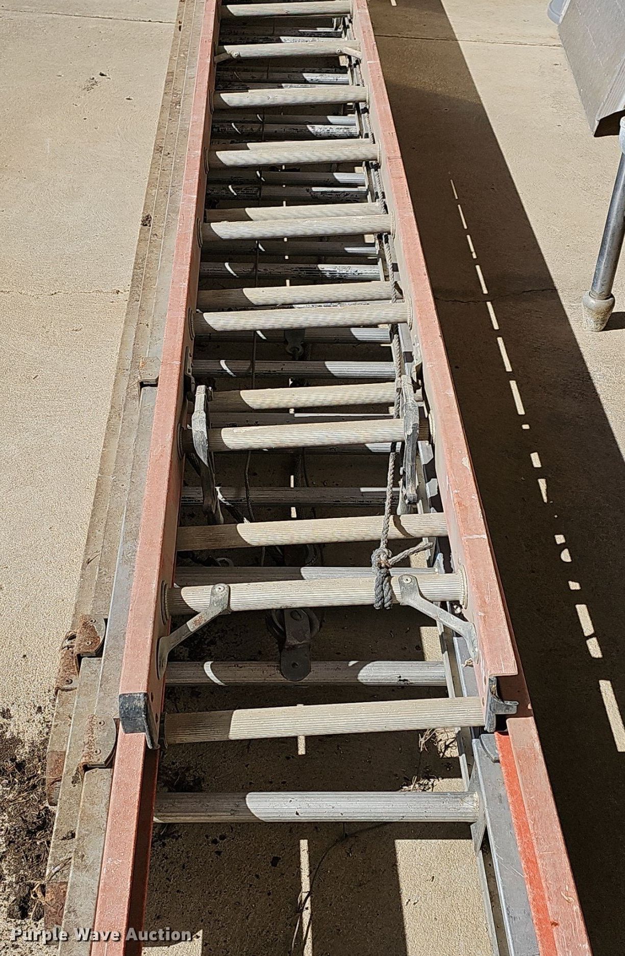 5) extension ladders in Osawatomie, KS | Item EK5508 sold | Purple Wave
