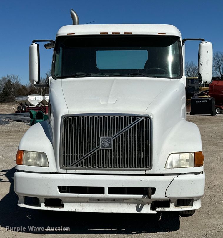 2000 Volvo VN semi truck in Hepler, KS | Item OJ9650 for sale | Purple Wave