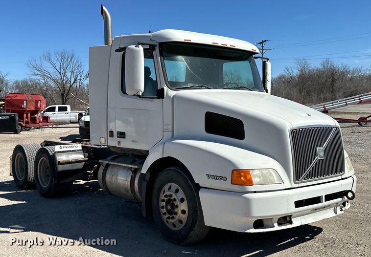 2000 Volvo VN semi truck in Hepler, KS | Item OJ9650 sold | Purple Wave
