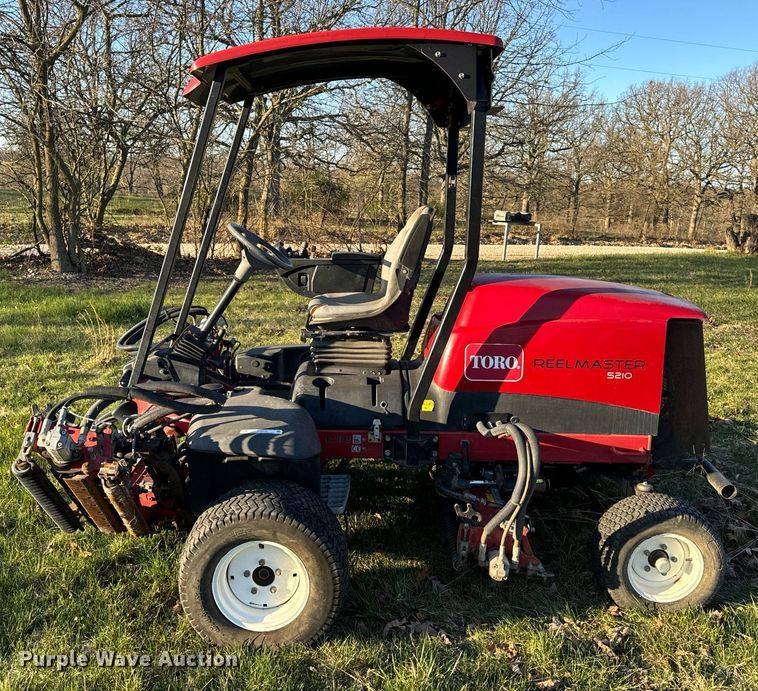 Toro ReelMaster 5210 reel mower in Eldon, MO | Item EH6595 sold | Purple Wave