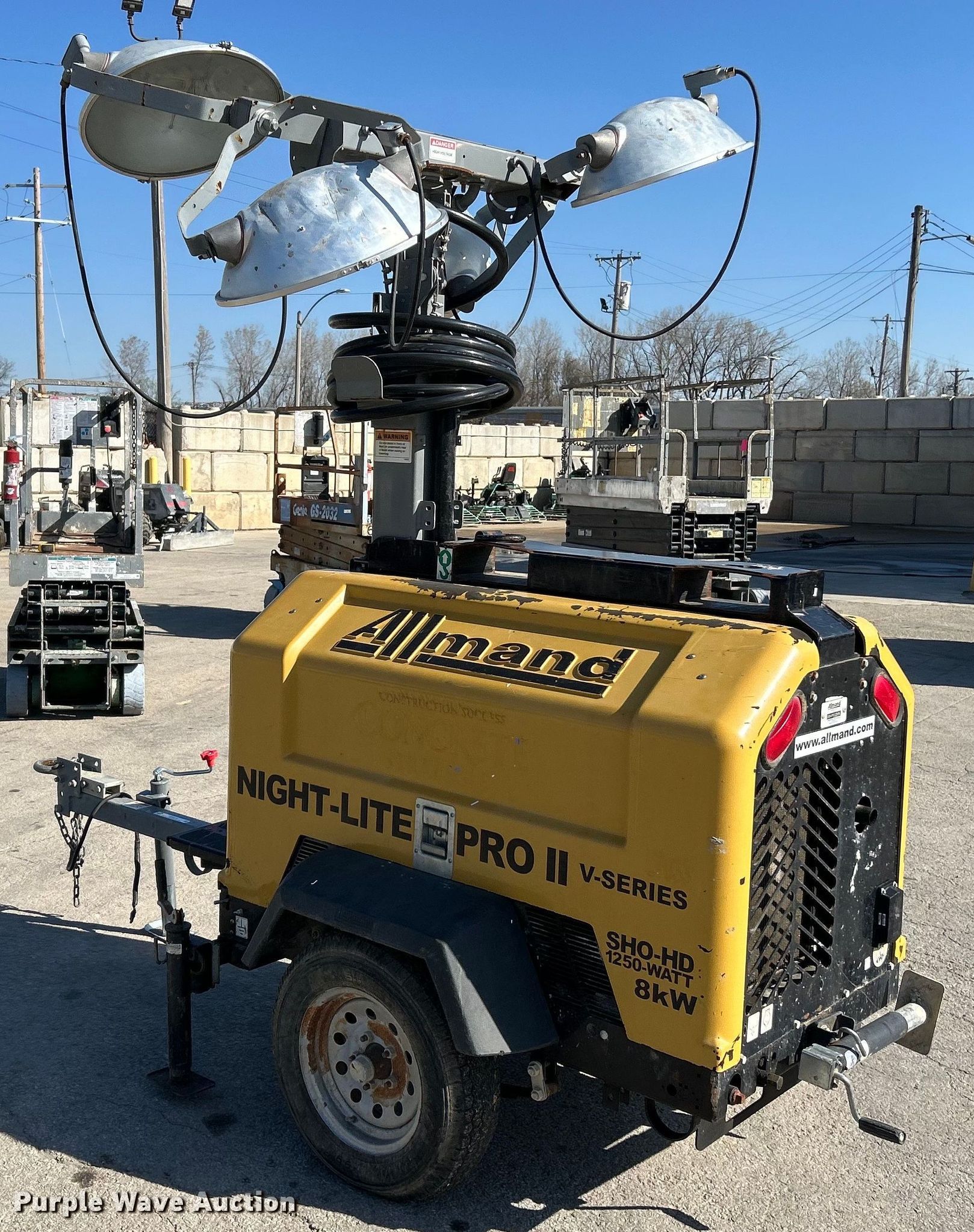 Allmand Night-Light PRO 2 V light plant in St. Louis, MO | Item EK4274 ...