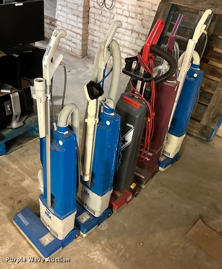 (7) vacuums in Larned, KS | Item OI9266 sold | Purple Wave