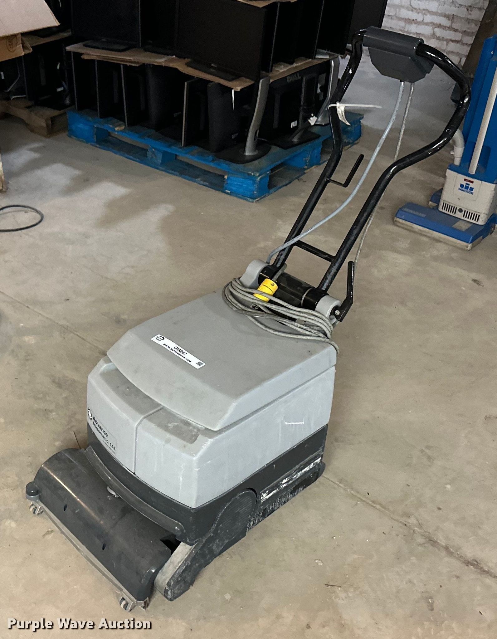 Advance Micromatic 14E floor scrubber in Larned, KS | Item OI9267 sold ...