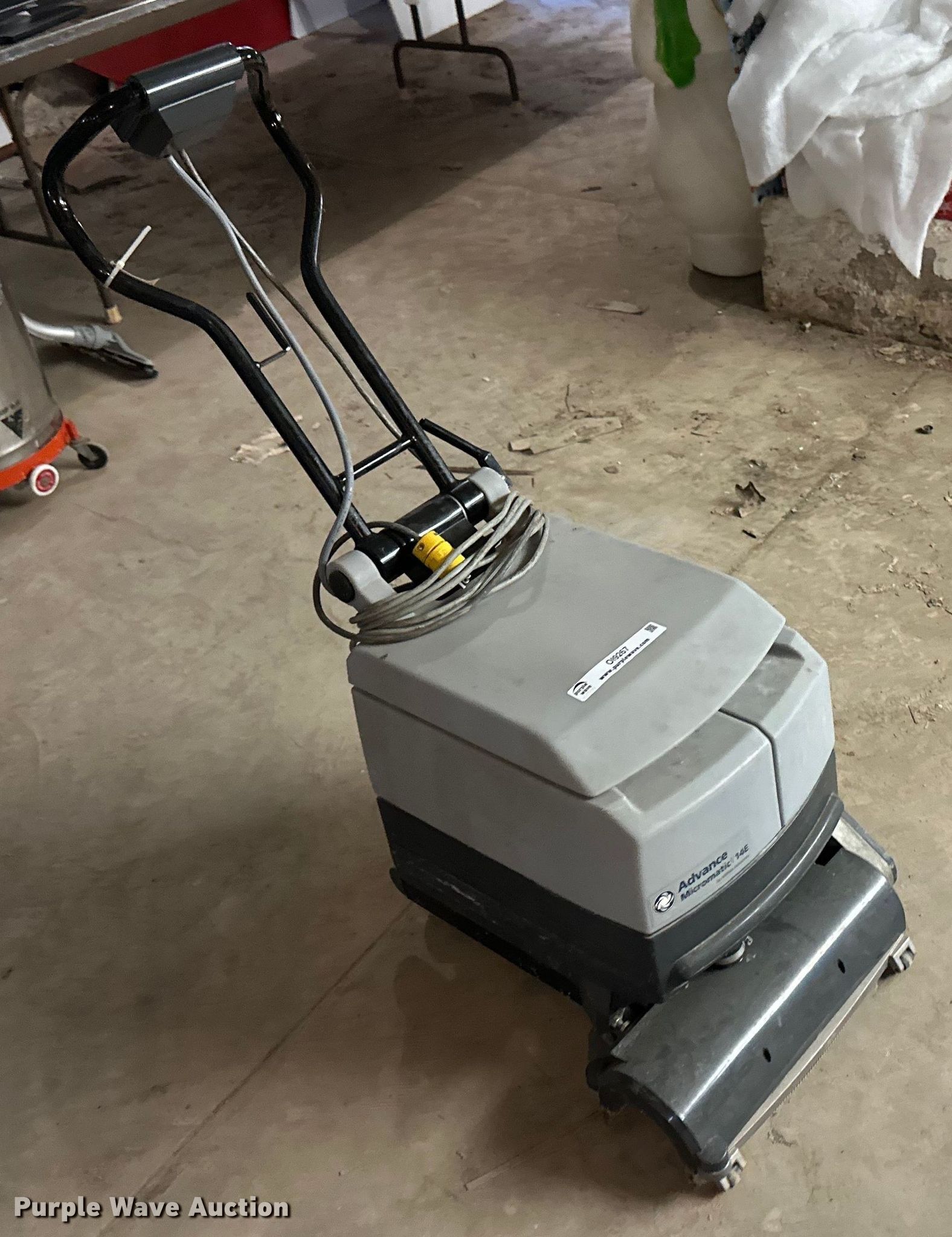 Advance Micromatic 14E floor scrubber in Larned, KS | Item OI9267 sold ...