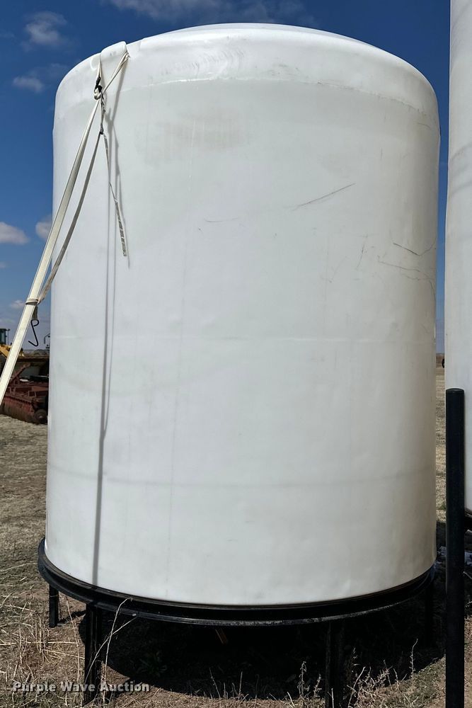 3,000 gallon poly tank in Lakin, KS | Item OI9287 sold | Purple Wave