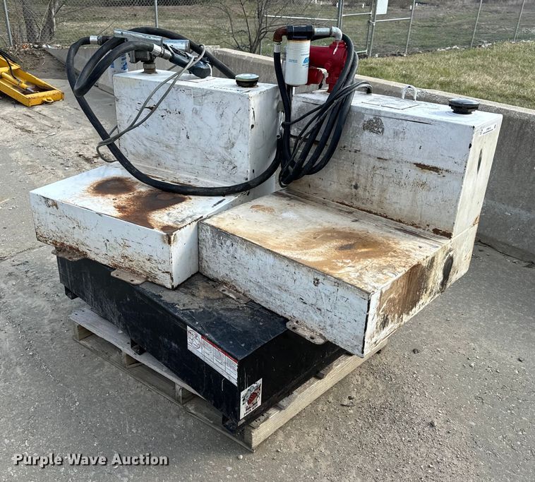 (2) fuel tanks in Columbia, MO | Item EH6614 sold | Purple Wave