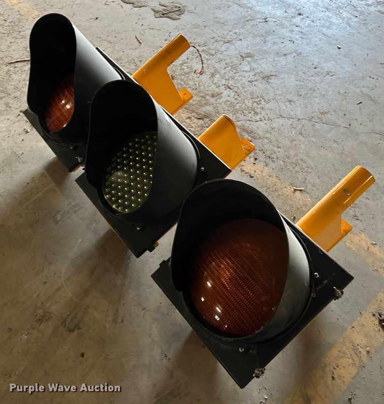(3) traffic signals in BROKEN ARROW, OK | Item OM9432 sold | Purple Wave