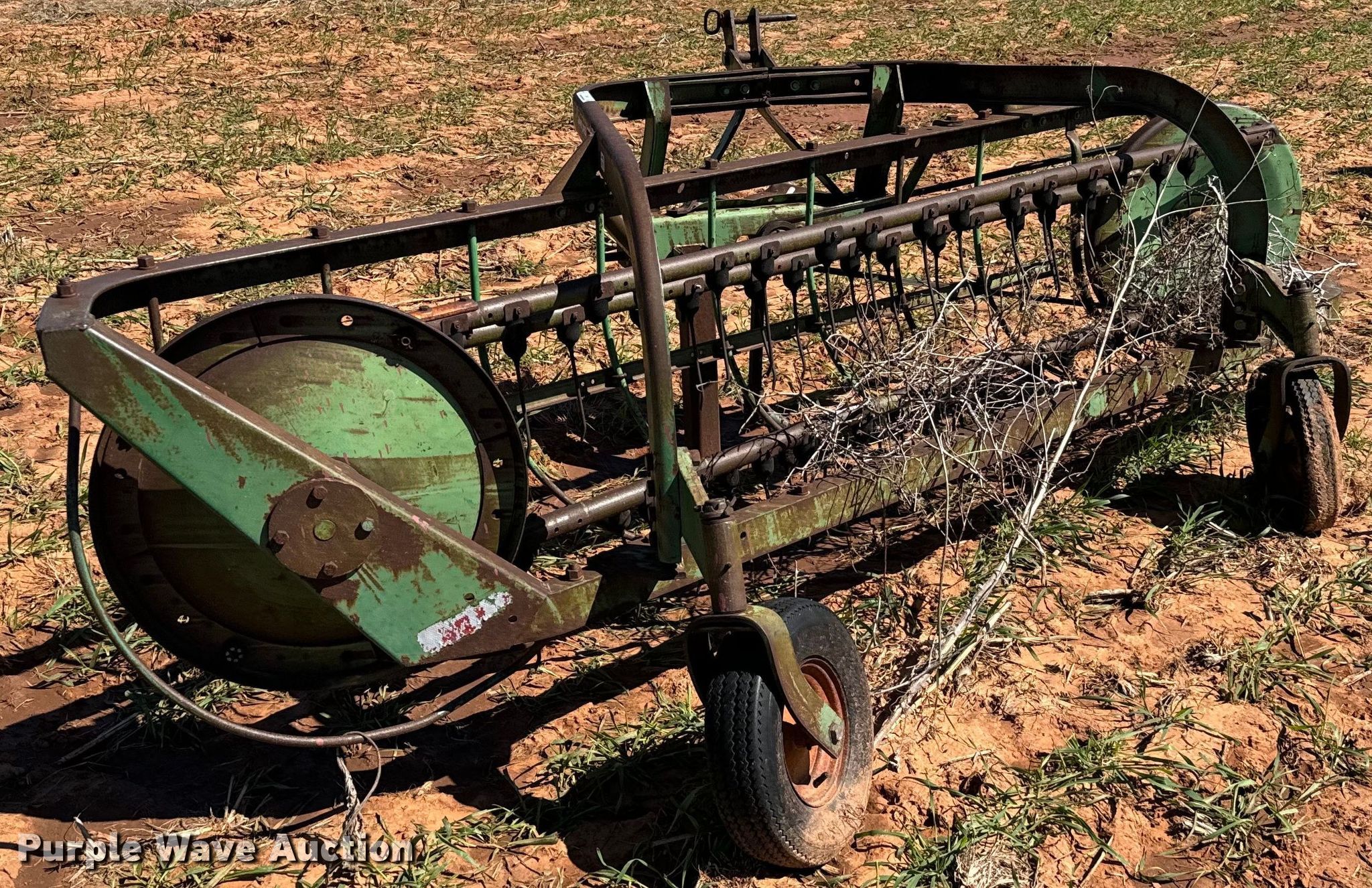 John Deere 650 hay rake in Iowa Park, TX | Item EJ0436 sold | Purple Wave